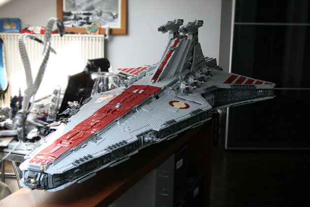 this is how a 43,280-brick LEGO Star Destroyer looks like