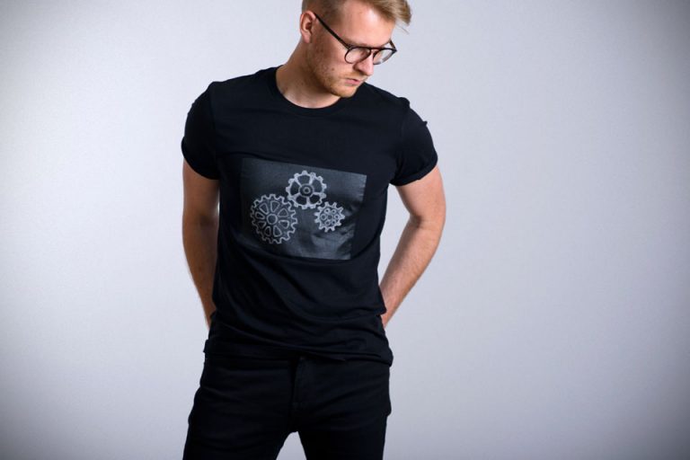 Drawable Chalkboard T-Shirt Lets You Create A New Design Whenever