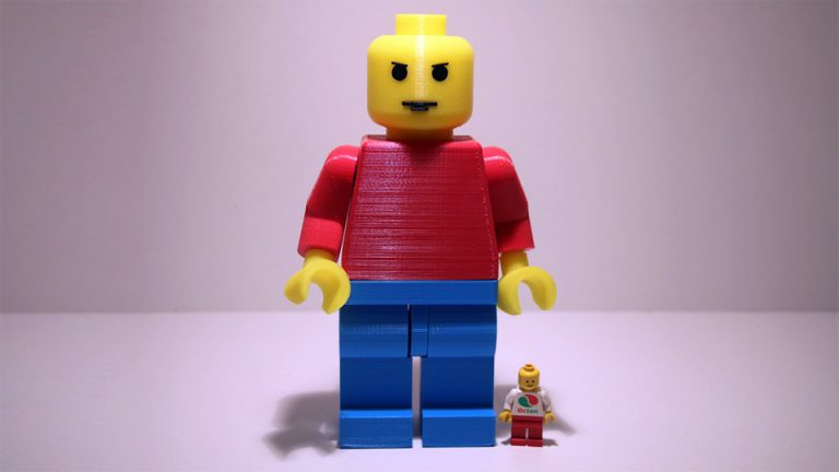 LEGO Minifig Got Hit By Growth Ray, Turned Into 7-inch Jumbo-size Minifig