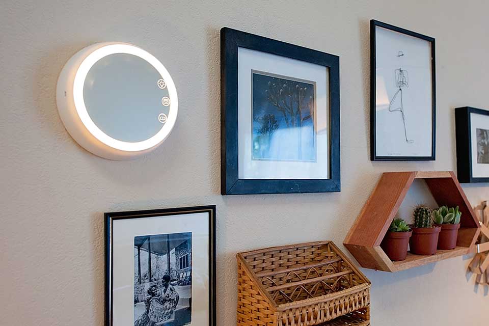 This Smart Makeup Mirror Auto Adjust The Light To Achieve ‘True Light’