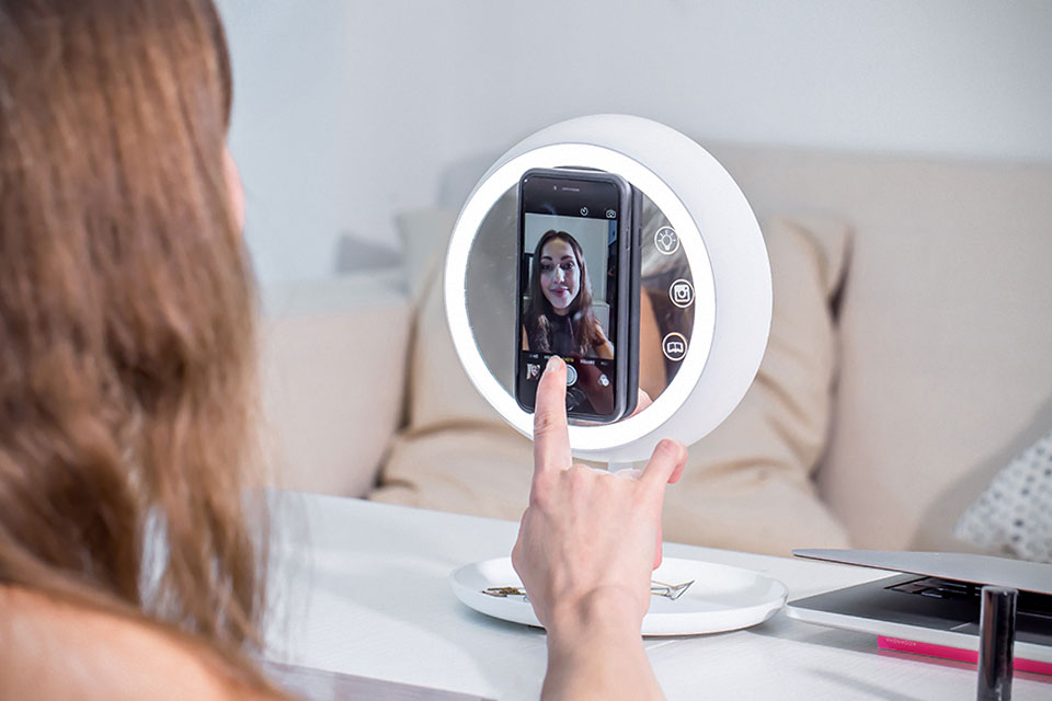 This Smart Makeup Mirror Auto Adjust The Light To Achieve ‘True Light’