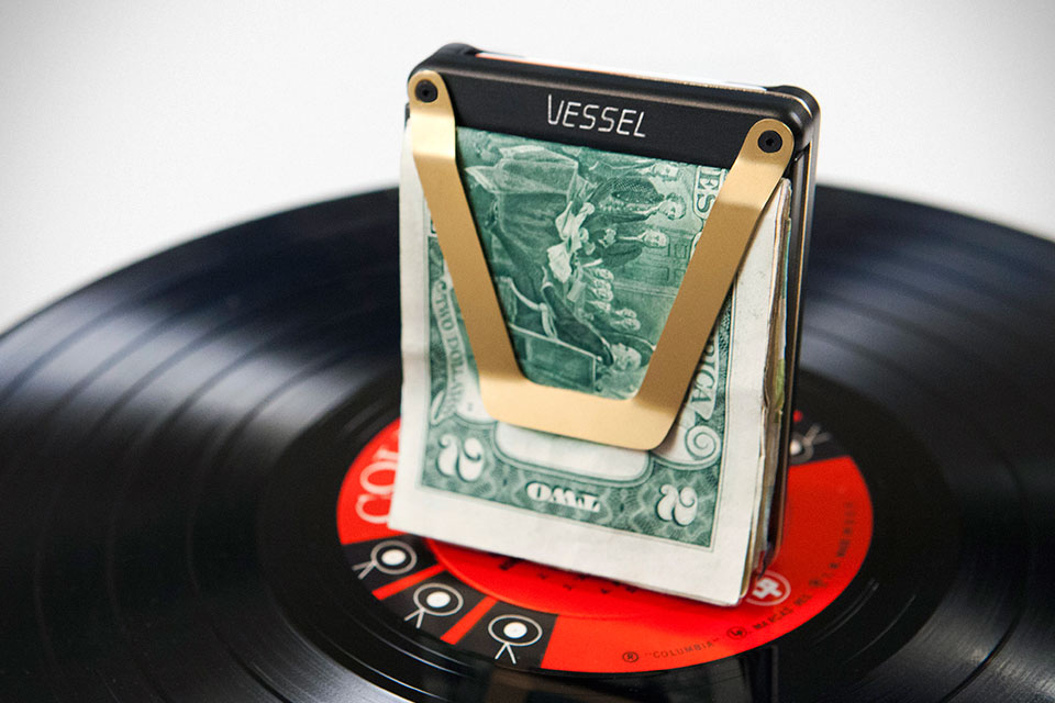 Vessel Minimalistic Wallet Lets You Swipe Your Way To Your Desired Card