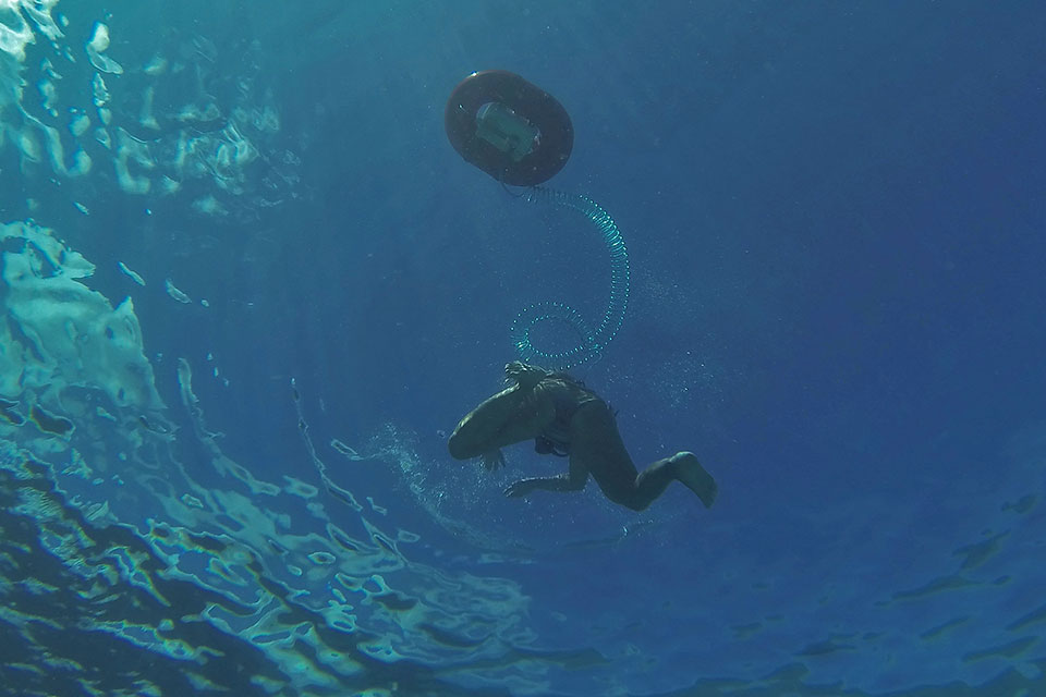 This Dive Tank Floats On The Surface So You Dive Without Being Weighed ...