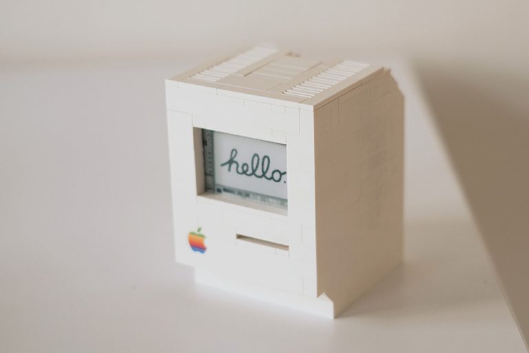 Programmer Built A Miniature Working Macintosh Using LEGO Bricks