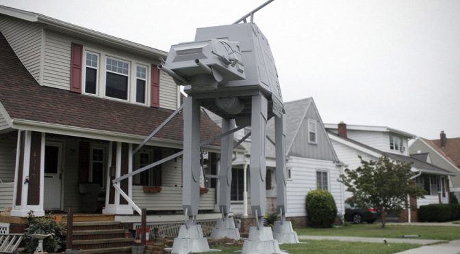 Ohio Man Built A 19-Foot AT-AT Replica On His Front Lawn For Halloween ...