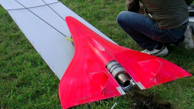 Watch An R/C Plane Breaks 450 MPH, Well, That’s If You Can Actually See ...