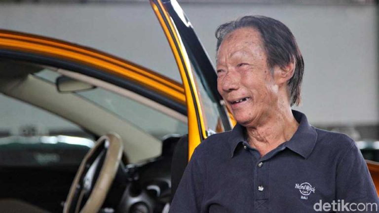 Indonesia’s ‘Two-Faced’ Car Has Two Front Ends, Never Have To Go Reverse
