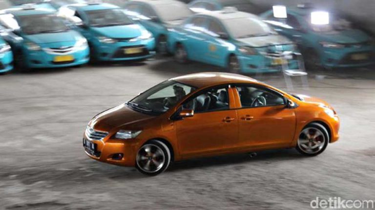 Indonesia’s ‘Two-Faced’ Car Has Two Front Ends, Never Have To Go Reverse