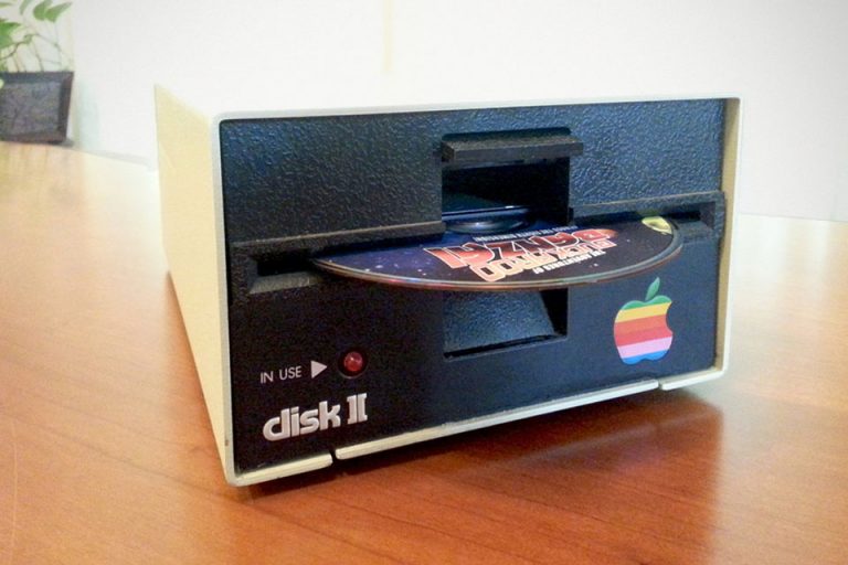 An Apple Disk II Floppy Drive Turned Into Blu-ray/DVD Drive Is Just ...