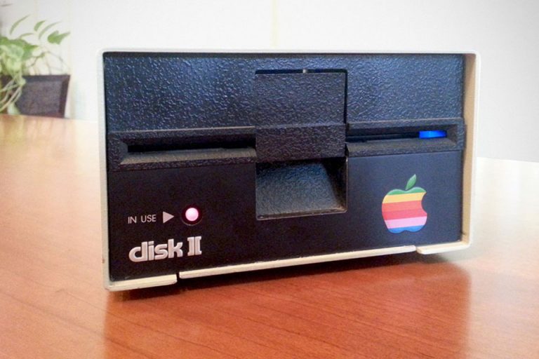 An Apple Disk II Floppy Drive Turned Into Blu-ray/DVD Drive Is Just ...