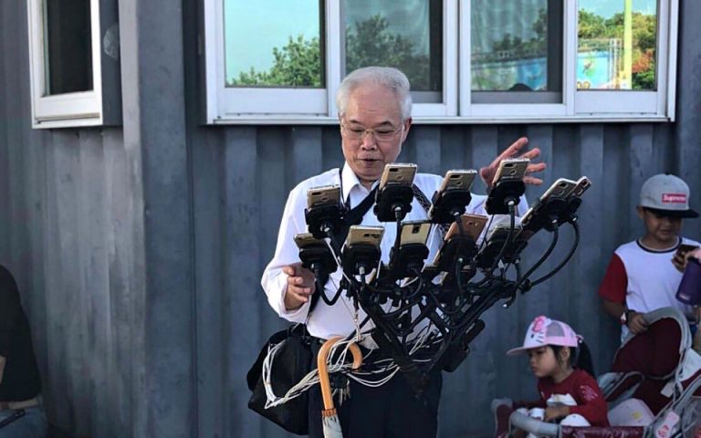 Most Dedicated Pokémon Go Is This Grandpa With 11 Devices