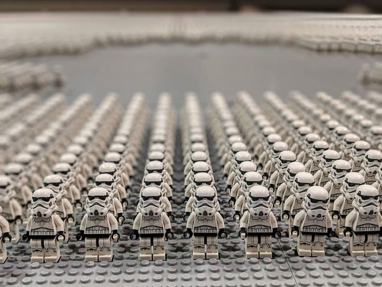 Assembly of LEGO Star Wars Minifigs and LEGO The Rise Of Skywalker