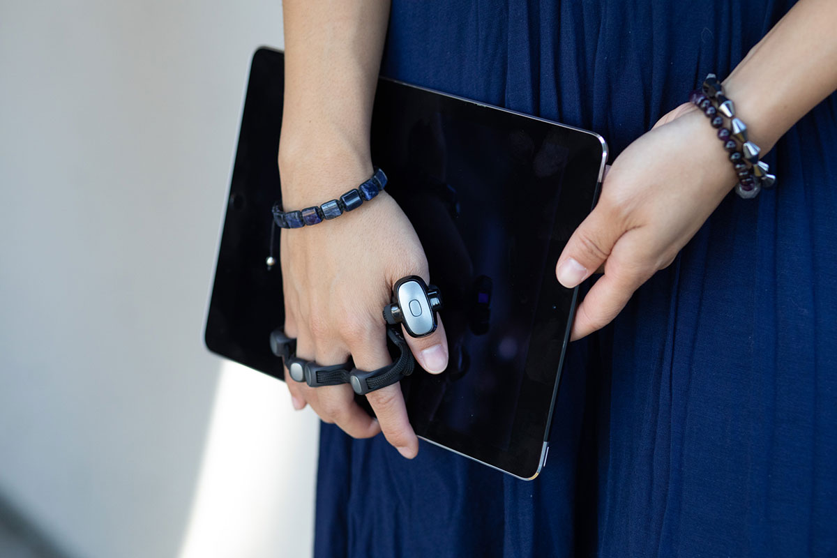 Tap Strap 2 Lets You Control iPads And Smart TVs With Gestures Like In ...