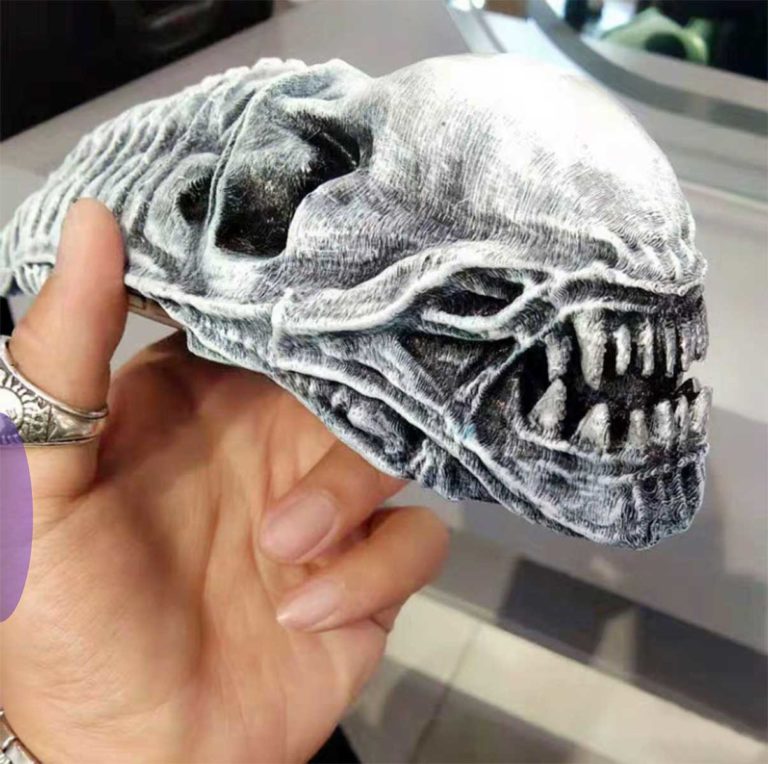 Crazy iPhone Case: Artisan Shell Creative Aliens Xenomorph Skull iPhone ...