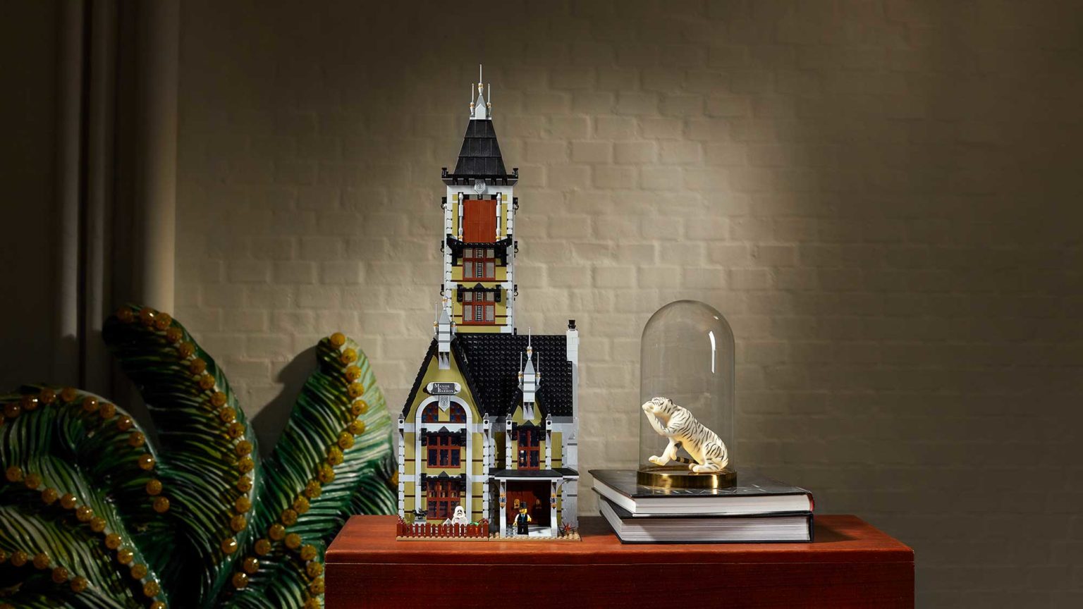 The New LEGO Haunted House Set Comes With A Functional Free-Falling ...