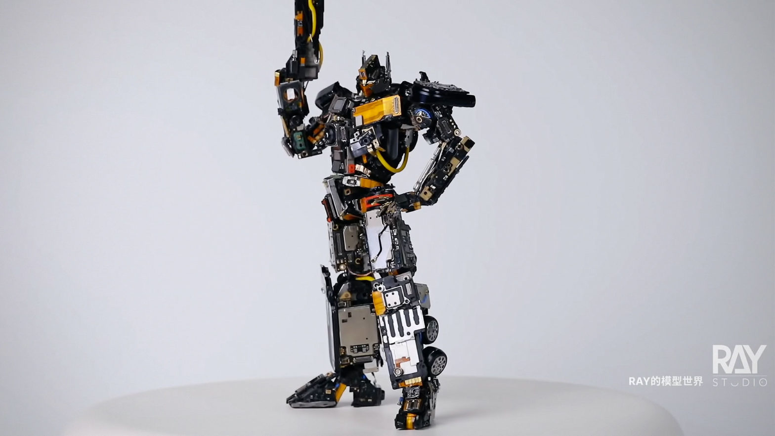Gunpla Model Builder Teardown A Smartphone And Rebuilt It Into A Mech ...