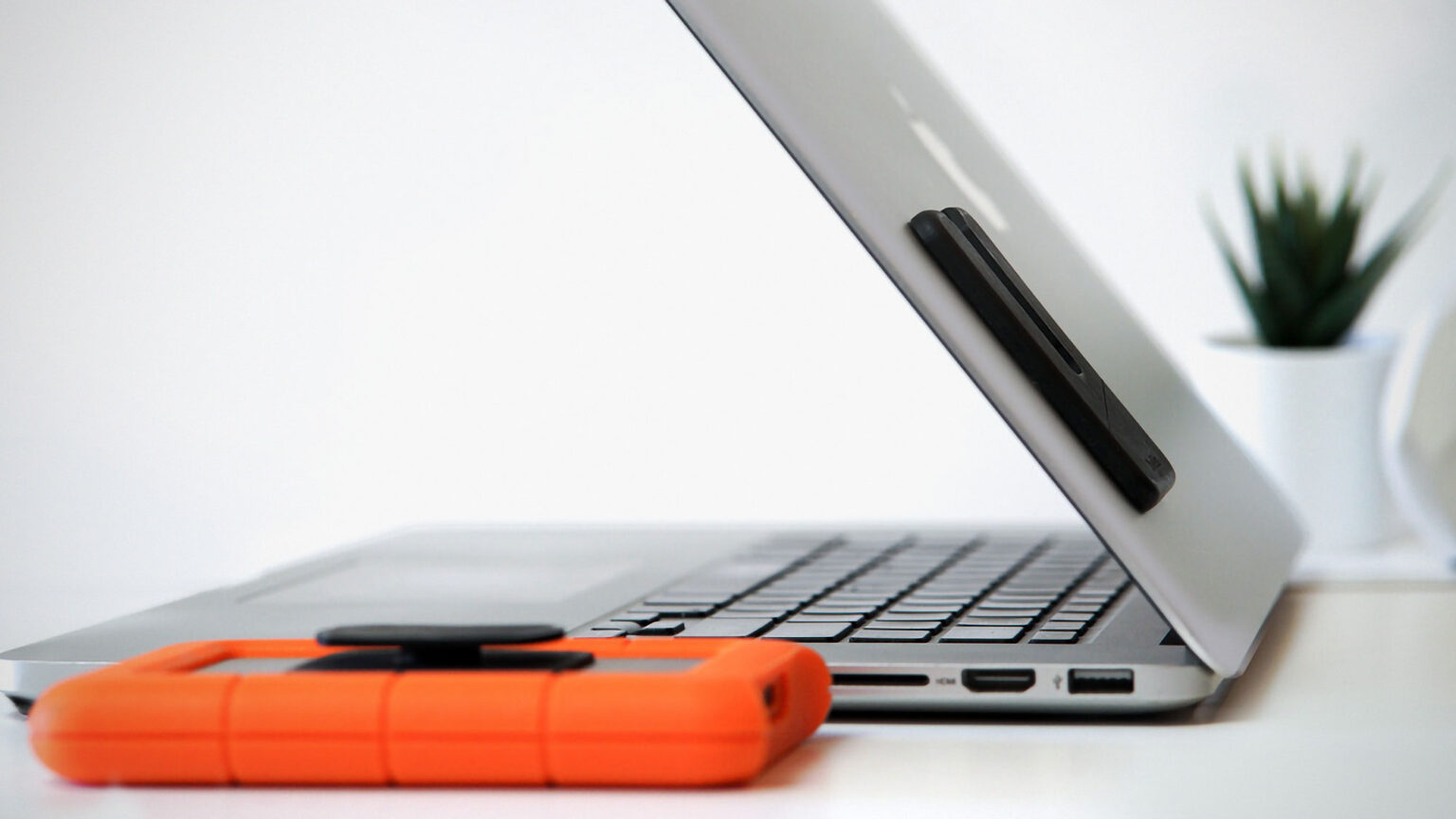 Clever Lock And Key Accessory Keeps Your USB Hub/Portable HDD And ...