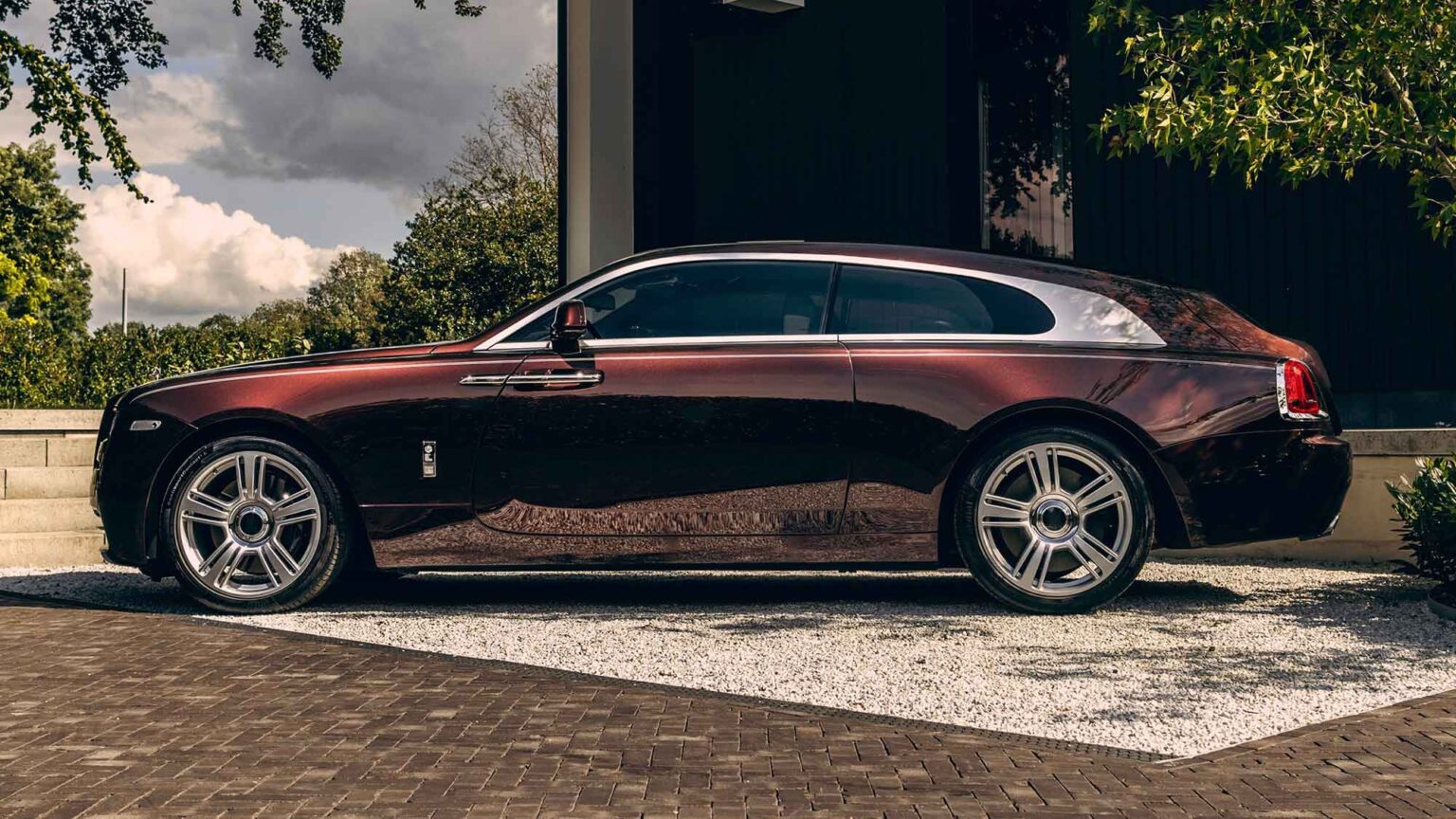 Silver Spectre Is What A Rolls-Royce Wraith Looks Like As A Shooting ...
