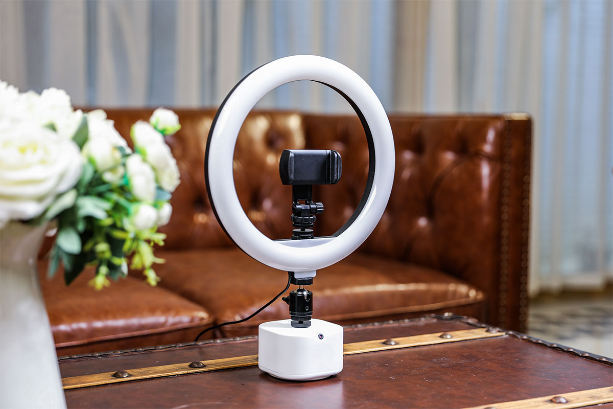 This AI-powered Auto-Tracking Phone Mount Requires No App To Work