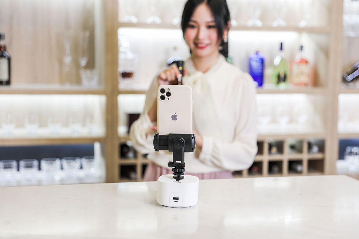 This AI-powered Auto-Tracking Phone Mount Requires No App To Work