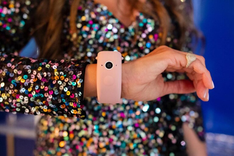 This Watch Band Will Add Two HD Cameras To Your Apple Watch