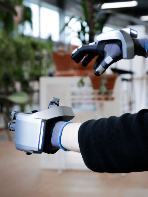 This Haptic Feedback VR Glove Will Make Digital Objects In VR World ...