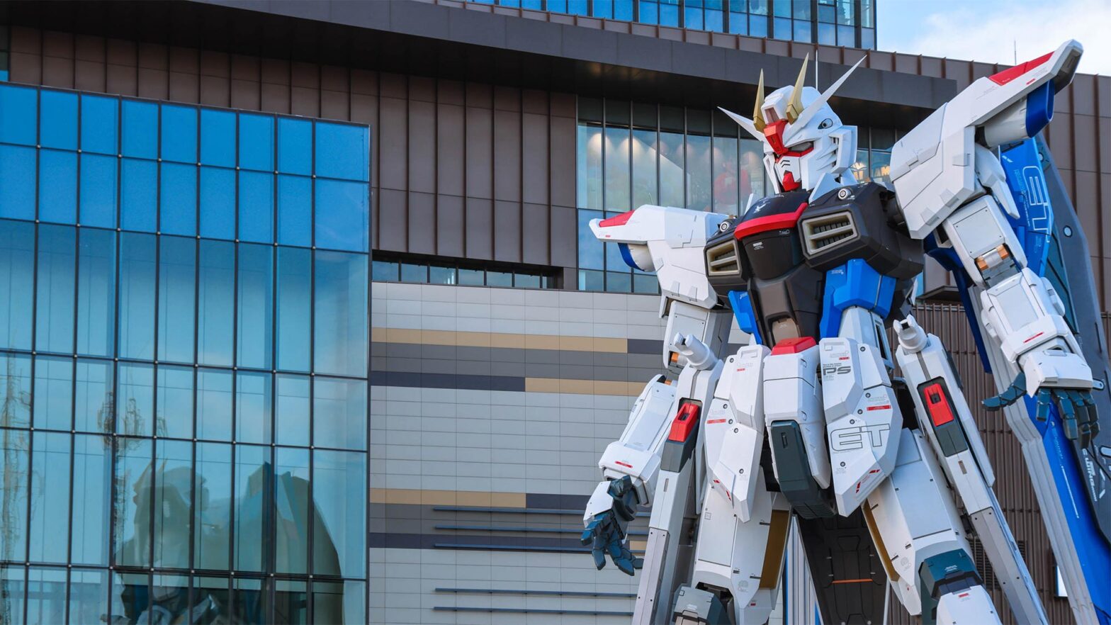 This 18-Meter Tall Gundam Statue Is The First Life-size Gundam Statue ...