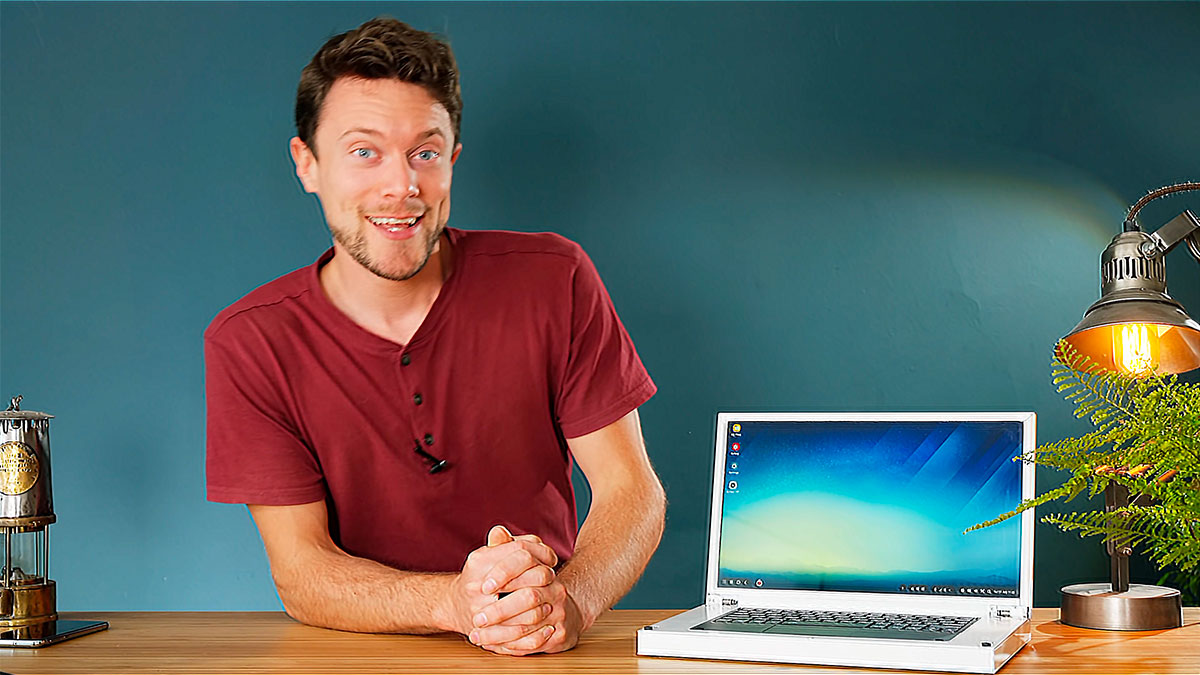 Guy Shows You How To Turn A Smashed Phone Into A Functional Laptop