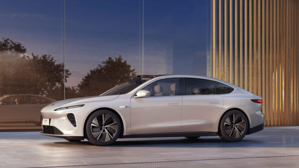 NIO ET7 Electric Vehicle Is Not Afraid To Show Off Its Self-driving ...