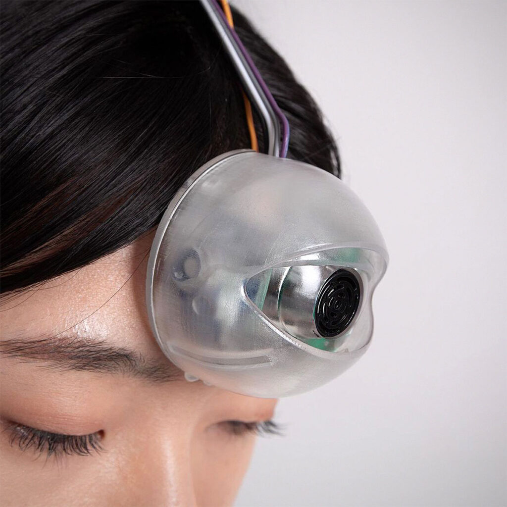 Wearable 3rd Eye Lets You Walk And Use A Smartphone Without Bumping ...