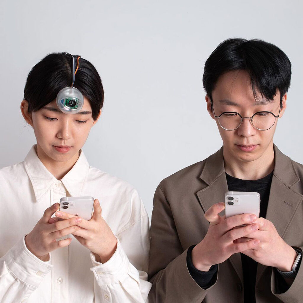 Wearable 3rd Eye Lets You Walk And Use A Smartphone Without Bumping ...