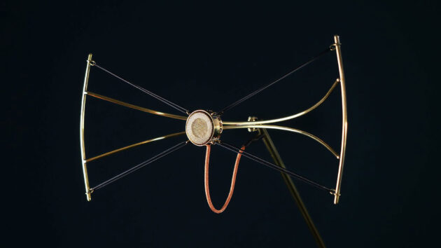 This DIY Suspended Microphone Oozes With Retro Vibe