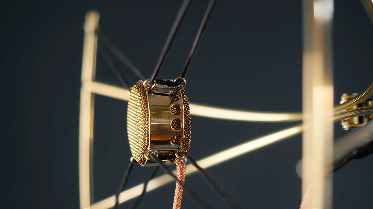 This DIY Suspended Microphone Oozes With Retro Vibe