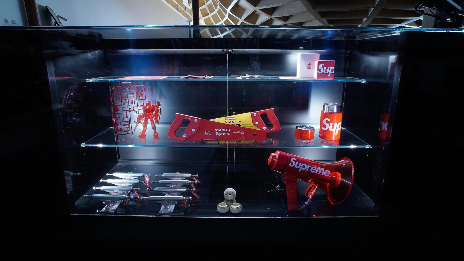 Supreme Fall-Winter 2021 Collection Includes An All-Red Gundam RX-78-2 ...