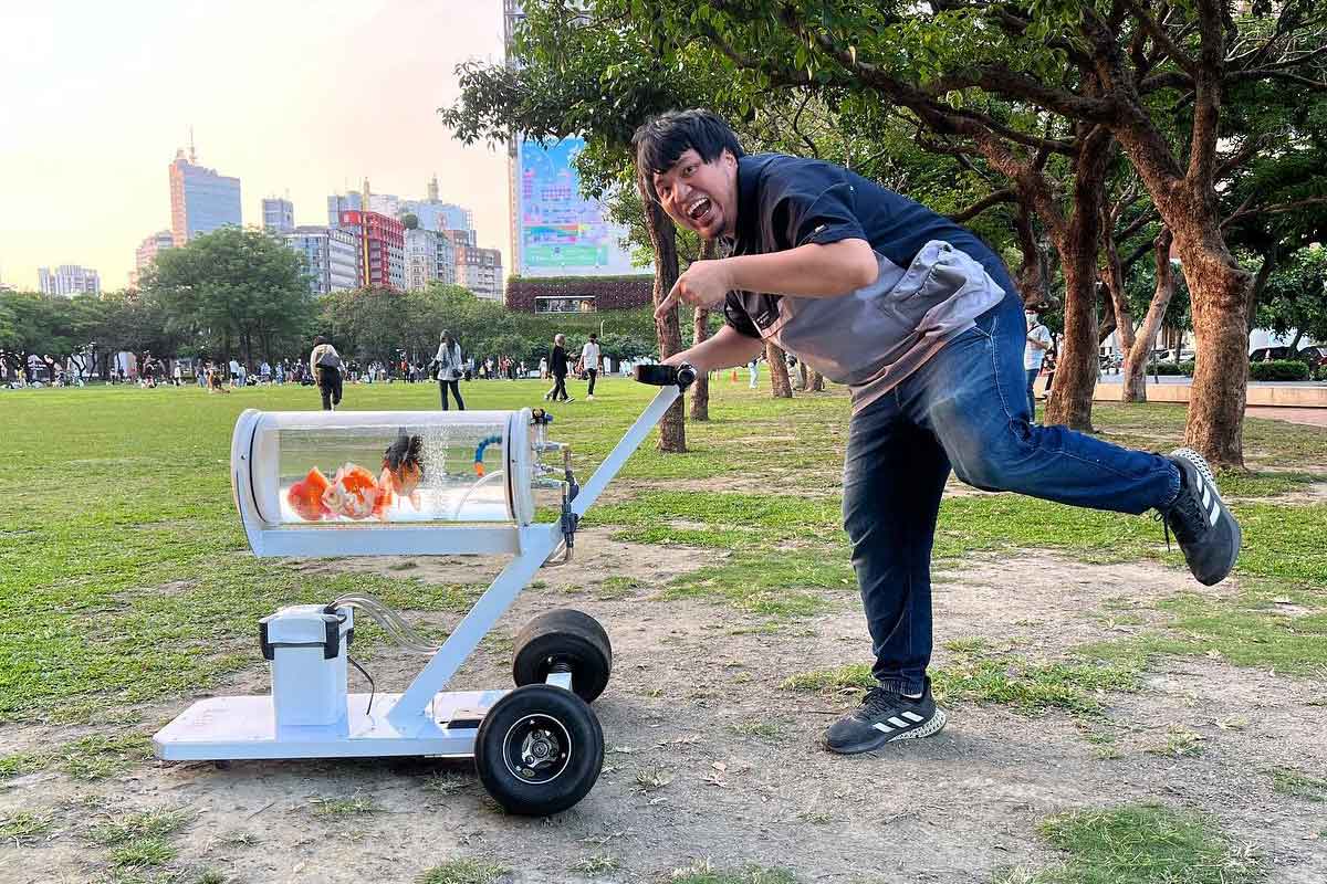 Taiwan Man Made A Fish Tank Trolley So He Can Take His Pet Fishes For A ...