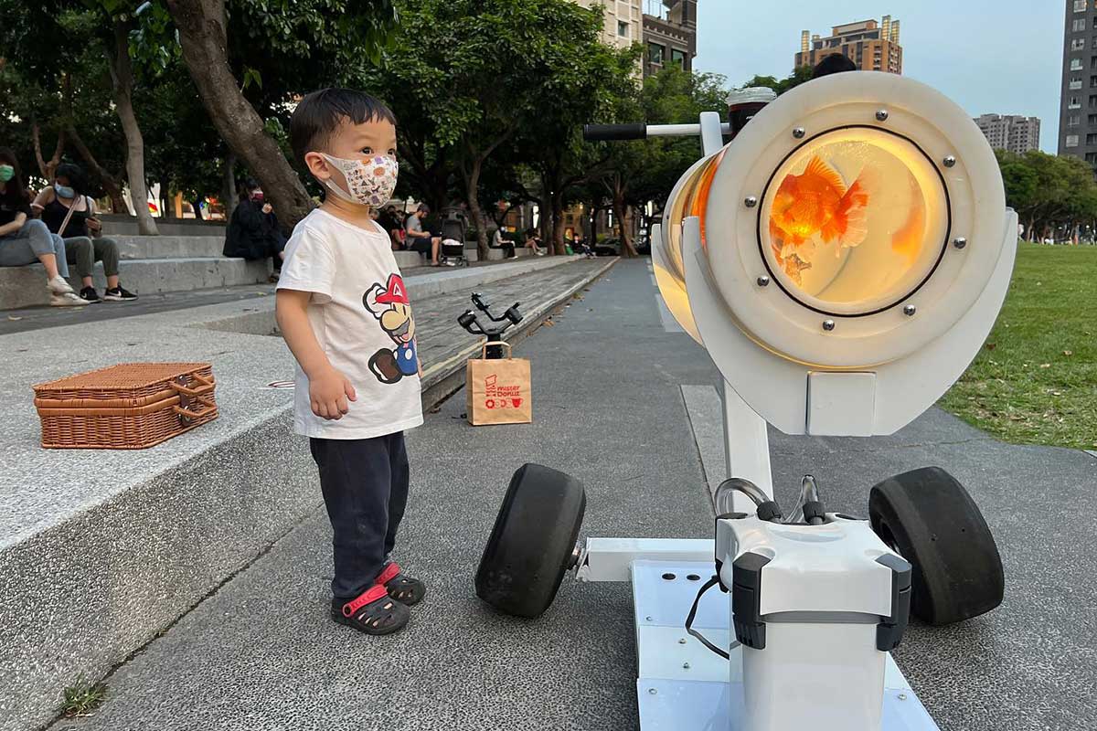 Taiwan Man Made A Fish Tank Trolley So He Can Take His Pet Fishes For A ...