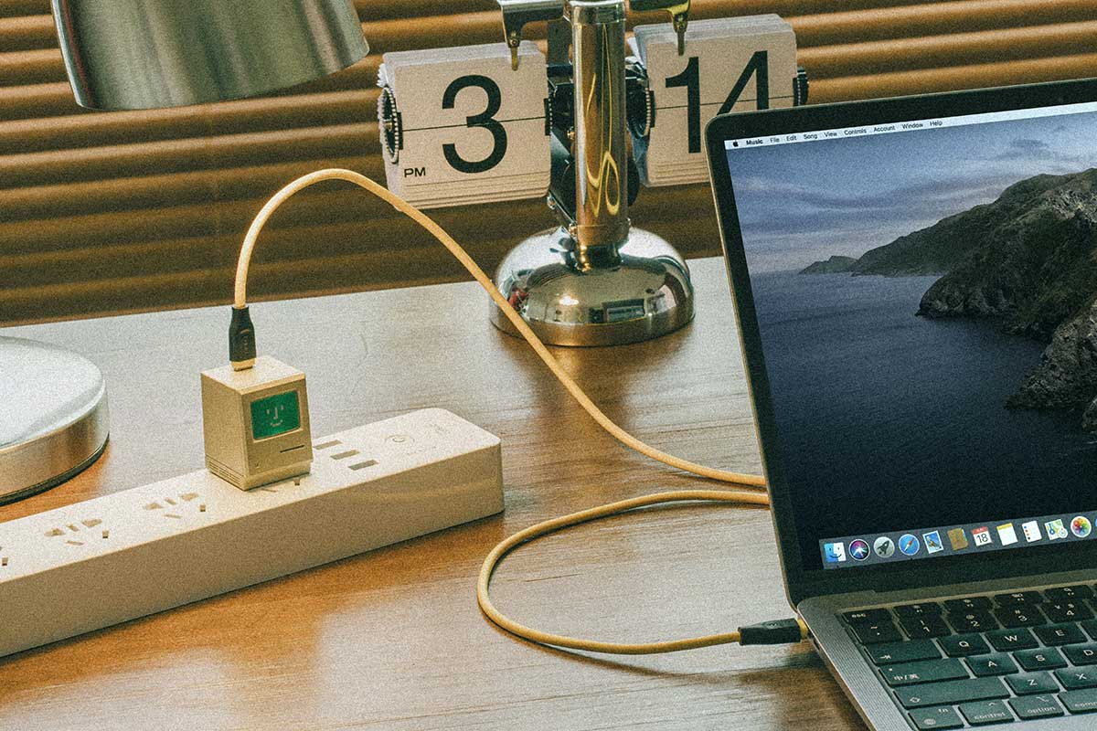 Shargeek Retro 35 GaN Charger Pays Homage To The Classic Macintosh