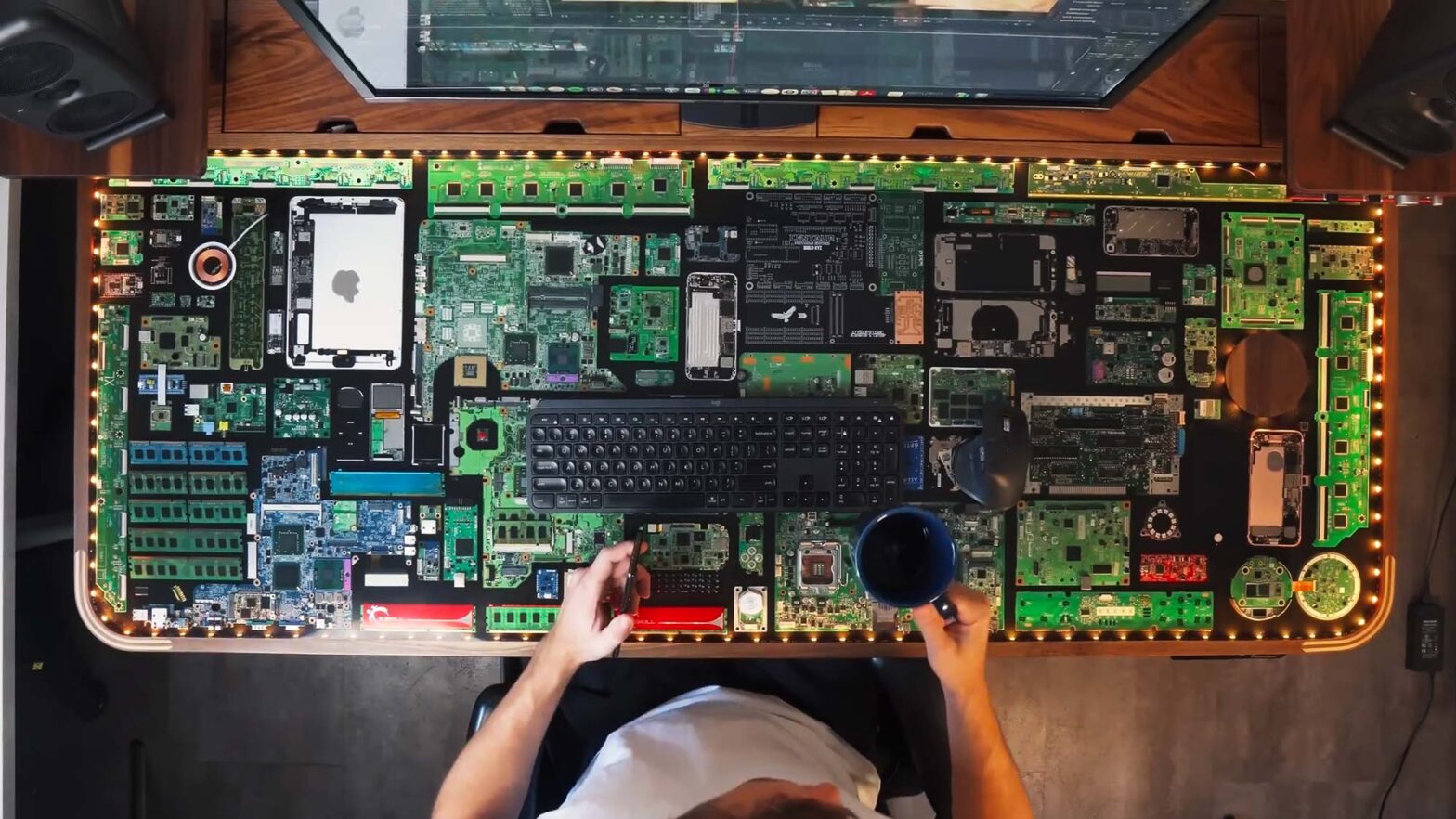 A Custom Table Top With Circuit Boards Sealed In Resin Is The Geekiest ...