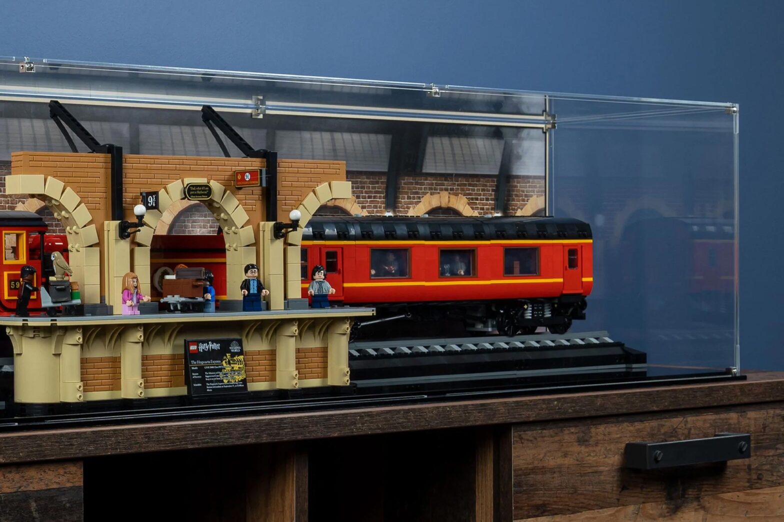 This Display Case “Extends” The Platform 9¾ Of The LEGO Hogwarts ...