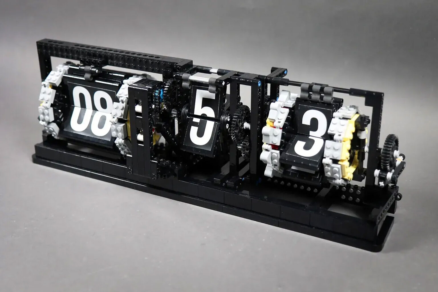 Functional LEGO Mechanical Flip Clock By Sariels Bricks and Pets