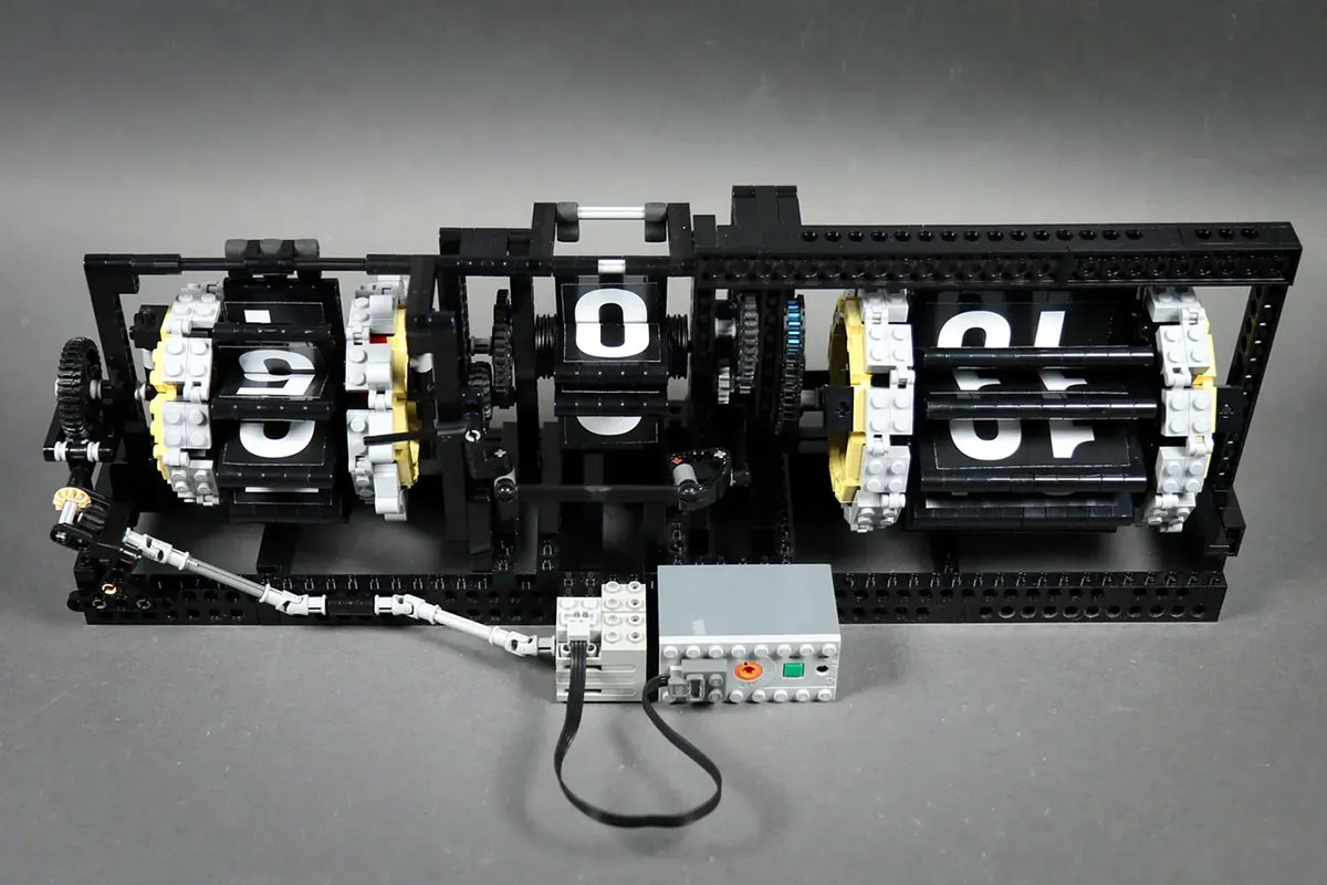Functional LEGO Mechanical Flip Clock By Sariels Bricks and Pets