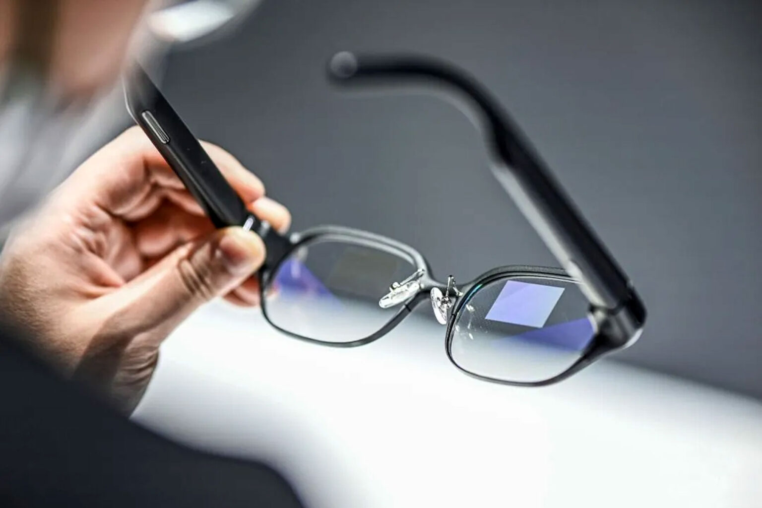 New Oppo Air Glass Ditches Monocle Design In Favor Of A Regular Pair Of ...