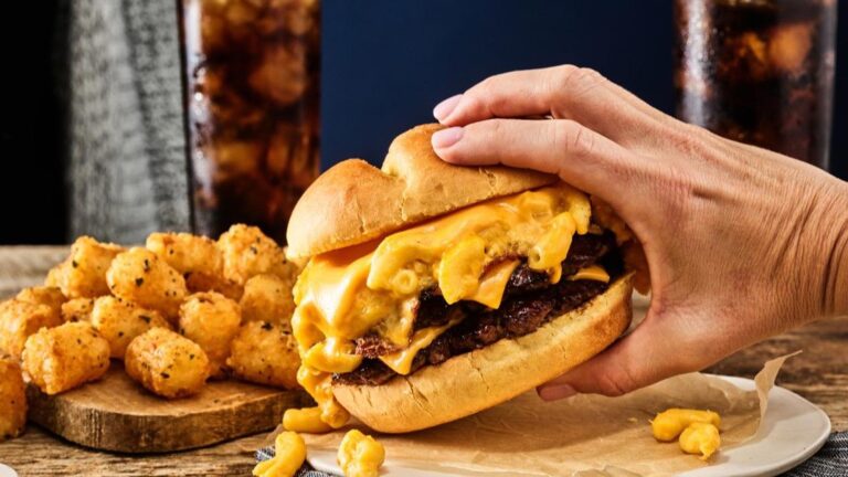 Smashburger S’mac & Cheese Burger: Mac & Cheese Got Smashed!