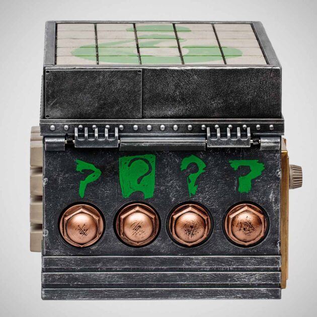 McFarlane Toys The Riddler: Puzzle Box By Edward Nygma: A 1:1 Batarang ...