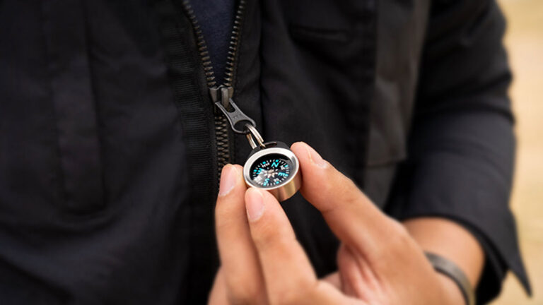 Path-22 Is An Interchangeable Coin-sized Compass That Can Clip Onto ...
