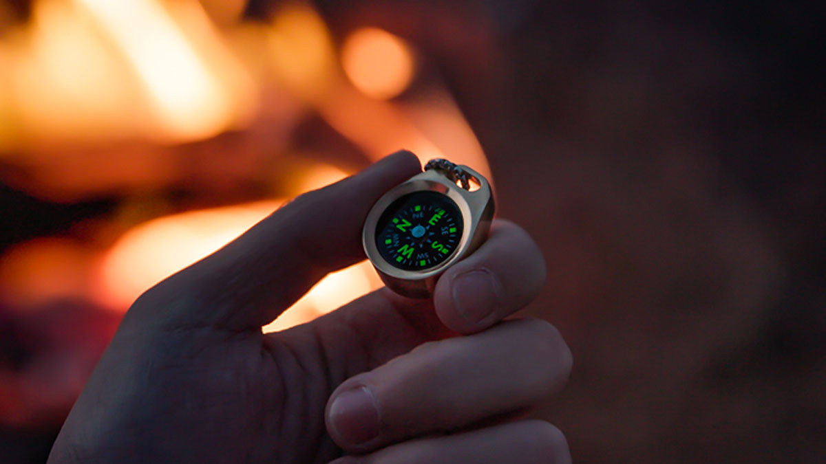 Path-22 Is An Interchangeable Coin-sized Compass That Can Clip Onto ...