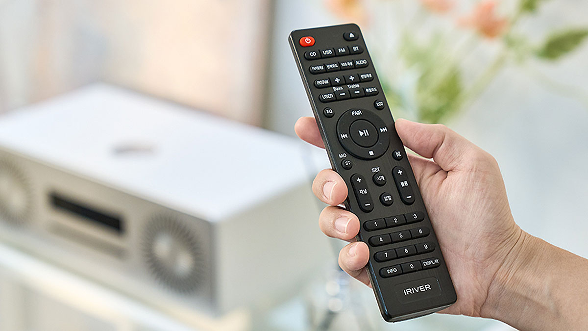 iRiver IA2000 Is A Sleek CD Player With Bluetooth Speaker And FM Radio