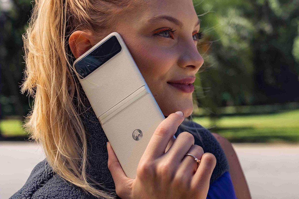 Motorola Moto Razr 40 Ultra Folding Phone: Almost The Entire Front Is ...