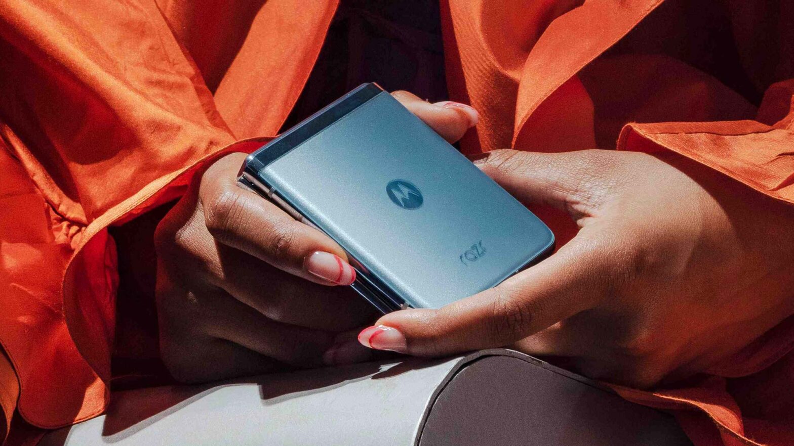 Motorola Moto Razr 40 Ultra Folding Phone: Almost The Entire Front Is ...