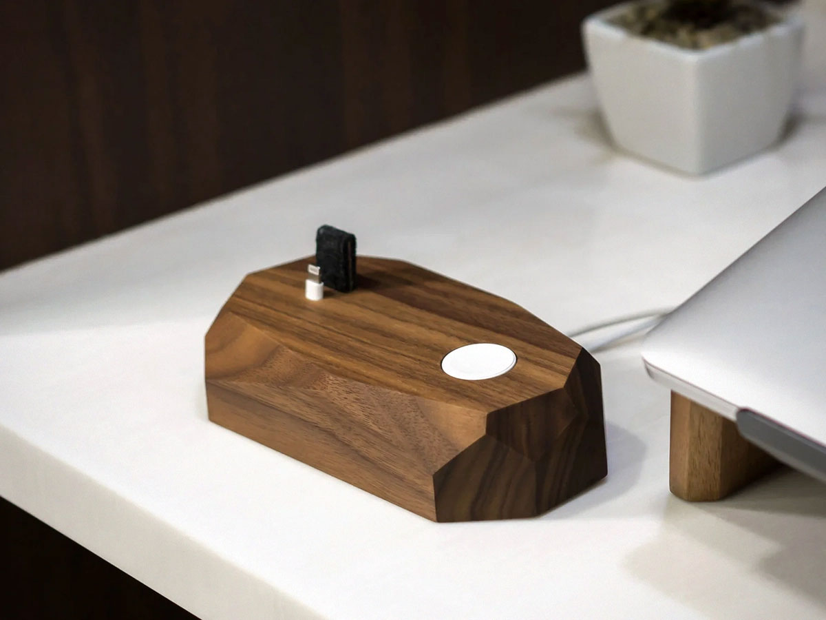 Oakywood Combo Dock Station: A Handsome Dock For iPhone And Apple Watch